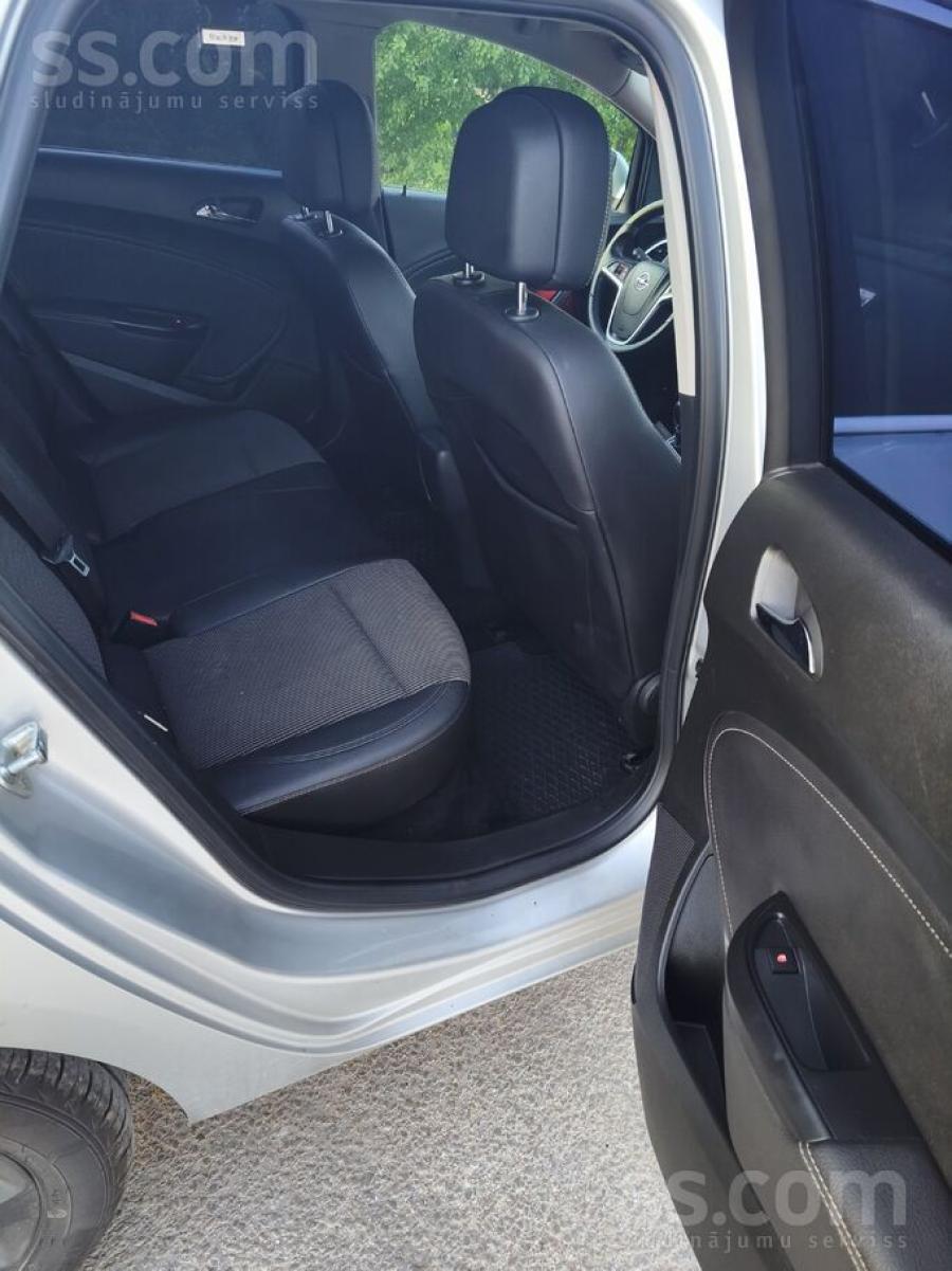 Grey Opel Astra 2013 in Tukums, with an engine capacity of 1.70 L and mileage of 255 thousand km for 4250 €, photo 11 on AUTOMOTO.COM.LV