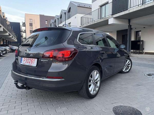 Grey Opel Astra 2013 in Vilnius, with an engine capacity of 2.00 L and mileage of 311 thousand km for 3750 €, photo 5 on AUTOMOTO.COM.LV