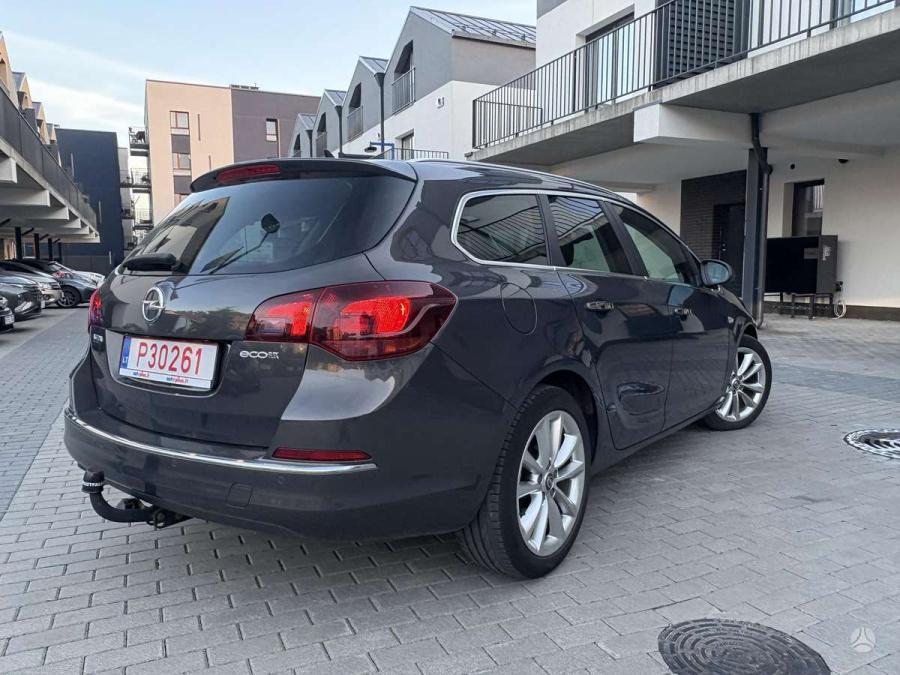 Grey Opel Astra 2013 in Vilnius, with an engine capacity of 2.00 L and mileage of 311 thousand km for 3750 €, photo 6 on AUTOMOTO.COM.LV
