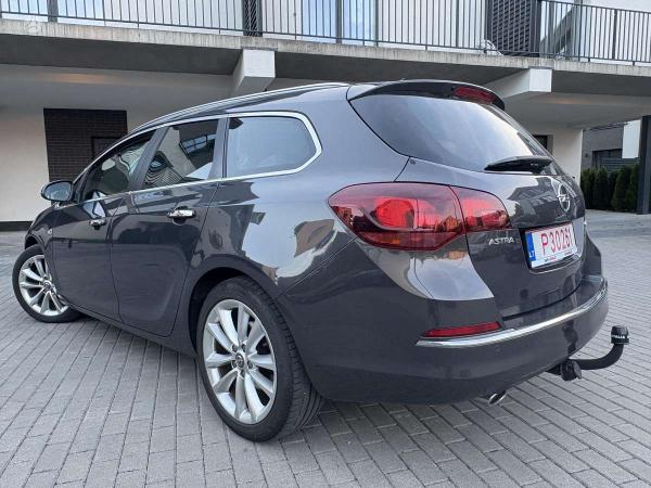 Grey Opel Astra 2013 in Vilnius, with an engine capacity of 2.00 L and mileage of 311 thousand km for 3750 €, photo 6 on AUTOMOTO.COM.LV