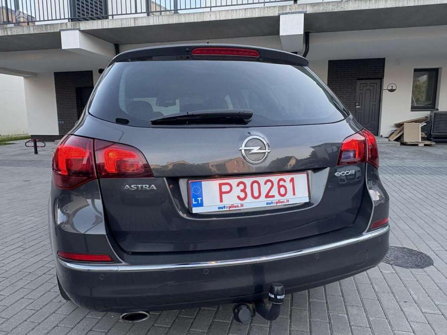 Grey Opel Astra 2013 in Vilnius, with an engine capacity of 2.00 L and mileage of 311 thousand km for 3750 €, photo 8 on AUTOMOTO.COM.LV