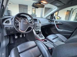 Grey Opel Astra 2013 in Vilnius, with an engine capacity of 2.00 L and mileage of 311 thousand km for 3750 €, photo 12 on AUTOMOTO.COM.LV