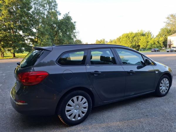 Grey Opel Astra 2013 in Mazeikiai, with an engine capacity of 1.20 L and mileage of 324 thousand km for 3229 €, photo 3 on AUTOMOTO.COM.LV