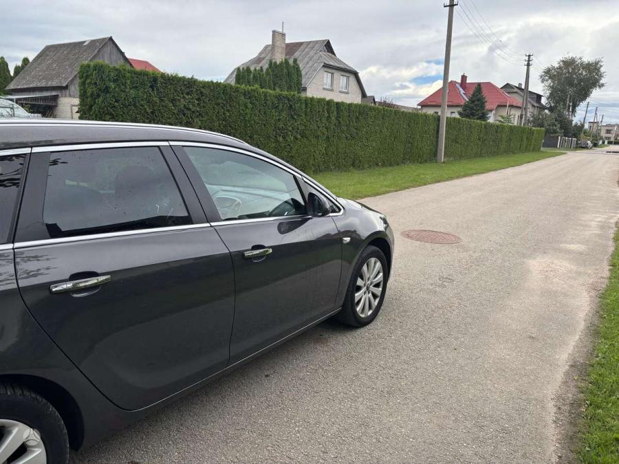 Grey Opel Astra 2013 in Jurbarkas, with an engine capacity of 1.96 L and mileage of 198 thousand km for 4500 €, photo 5 on AUTOMOTO.COM.LV