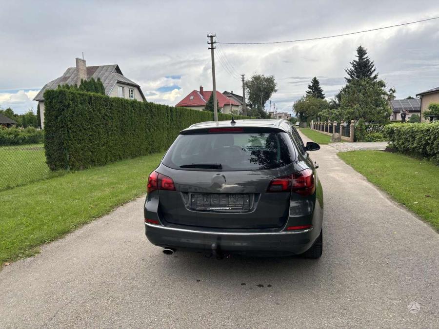 Grey Opel Astra 2013 in Jurbarkas, with an engine capacity of 1.96 L and mileage of 198 thousand km for 4500 €, photo 6 on AUTOMOTO.COM.LV