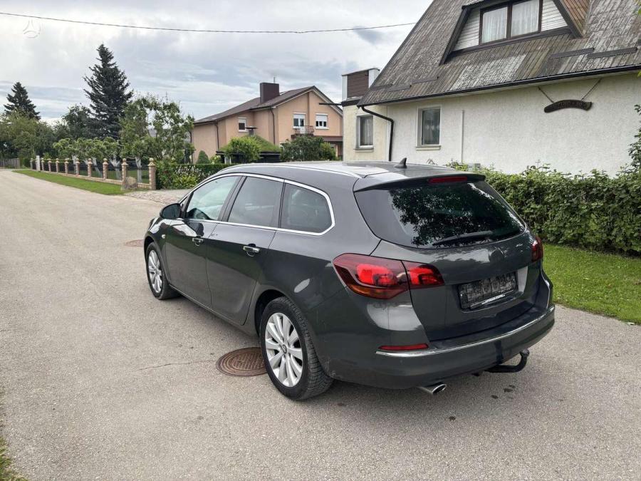 Grey Opel Astra 2013 in Jurbarkas, with an engine capacity of 1.96 L and mileage of 198 thousand km for 4500 €, photo 8 on AUTOMOTO.COM.LV
