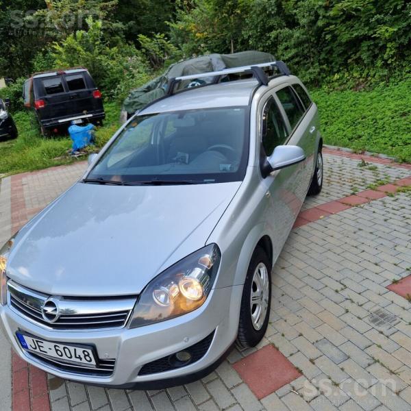 Pelēks Opel Astra 2013 Daugavpils, ar dzinēja tilpumu 1.60 L un nobraukumu 177 tūkst. km par 3950 €, foto 2 vietnē AUTOMOTO.COM.LV