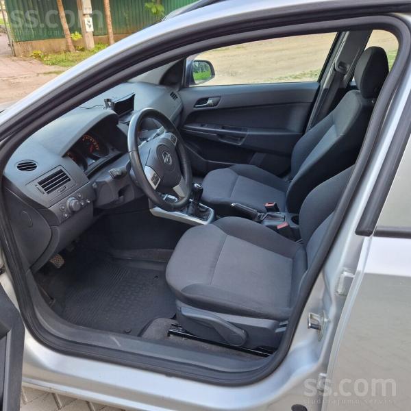Pelēks Opel Astra 2013 Daugavpils, ar dzinēja tilpumu 1.60 L un nobraukumu 177 tūkst. km par 3950 €, foto 5 vietnē AUTOMOTO.COM.LV