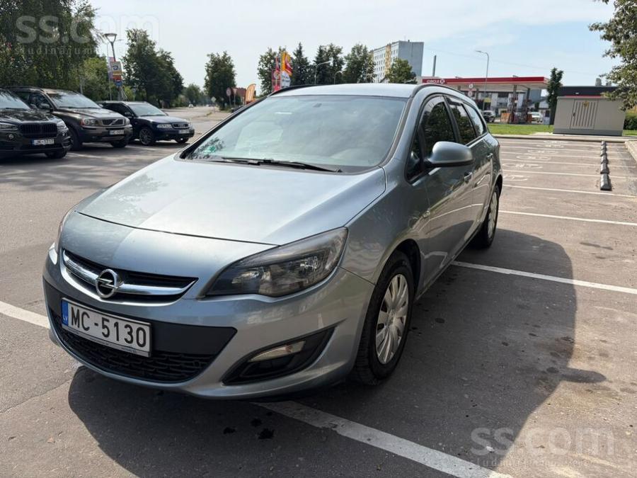 Grey Opel Astra 2013 in Jelgava, with an engine capacity of 1.70 L and mileage of 275 thousand km for 1490 €, photo 3 on AUTOMOTO.COM.LV