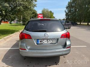 Grey Opel Astra 2013 in Jelgava, with an engine capacity of 1.70 L and mileage of 275 thousand km for 1490 €, photo 5 on AUTOMOTO.COM.LV