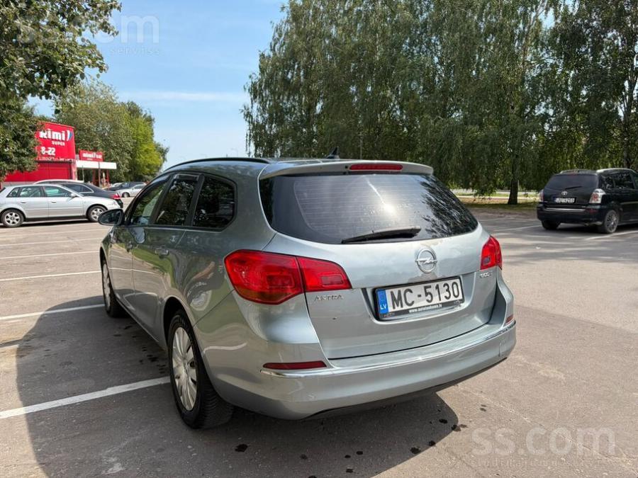 Grey Opel Astra 2013 in Jelgava, with an engine capacity of 1.70 L and mileage of 275 thousand km for 1490 €, photo 6 on AUTOMOTO.COM.LV