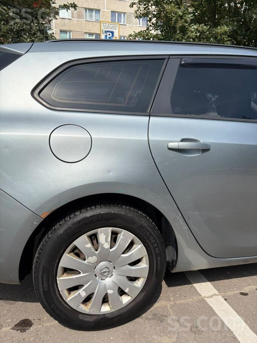 Grey Opel Astra 2013 in Jelgava, with an engine capacity of 1.70 L and mileage of 275 thousand km for 1490 €, photo 8 on AUTOMOTO.COM.LV