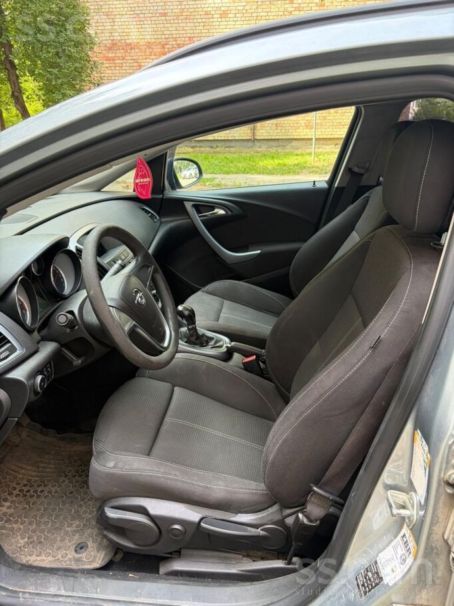 Grey Opel Astra 2013 in Jelgava, with an engine capacity of 1.70 L and mileage of 275 thousand km for 1490 €, photo 17 on AUTOMOTO.COM.LV
