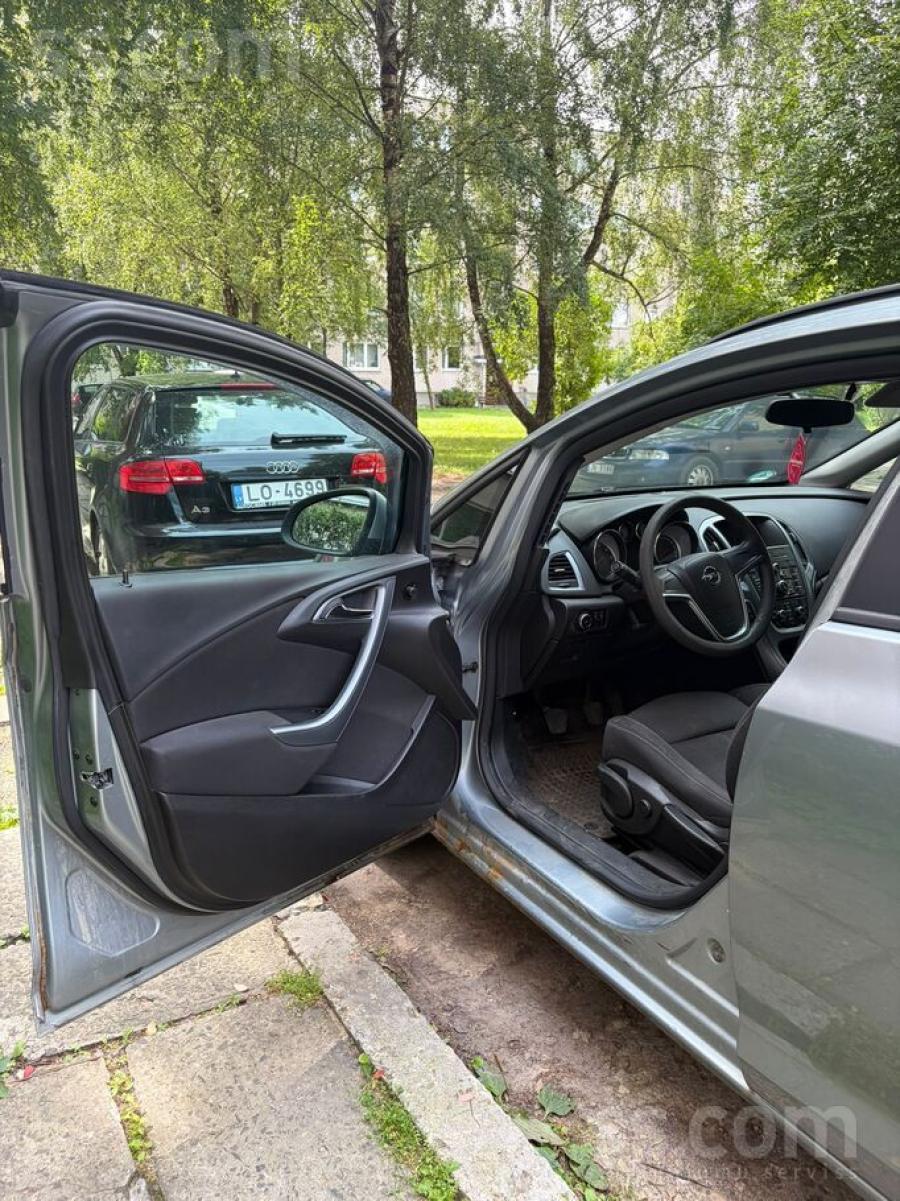 Grey Opel Astra 2013 in Jelgava, with an engine capacity of 1.70 L and mileage of 275 thousand km for 1490 €, photo 18 on AUTOMOTO.COM.LV