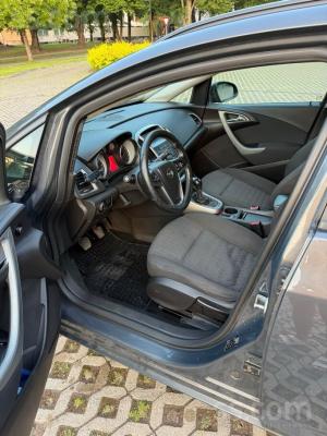 Grey Opel Astra 2013 in Cesis, with an engine capacity of 1.70 L and mileage of 338 thousand km for 4800 €, photo 5 on AUTOMOTO.COM.LV