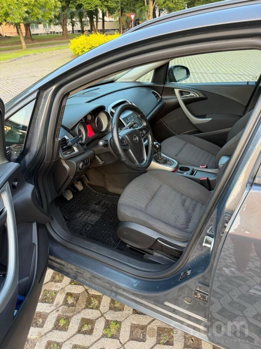 Grey Opel Astra 2013 in Cesis, with an engine capacity of 1.70 L and mileage of 338 thousand km for 4800 €, photo 5 on AUTOMOTO.COM.LV