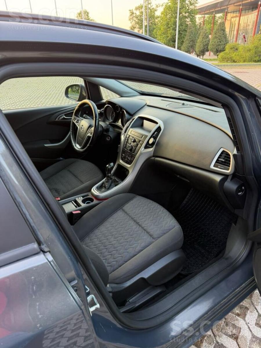 Grey Opel Astra 2013 in Cesis, with an engine capacity of 1.70 L and mileage of 338 thousand km for 4800 €, photo 6 on AUTOMOTO.COM.LV