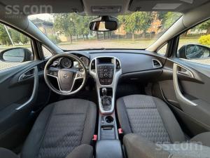 Grey Opel Astra 2013 in Cesis, with an engine capacity of 1.70 L and mileage of 338 thousand km for 4800 €, photo 8 on AUTOMOTO.COM.LV