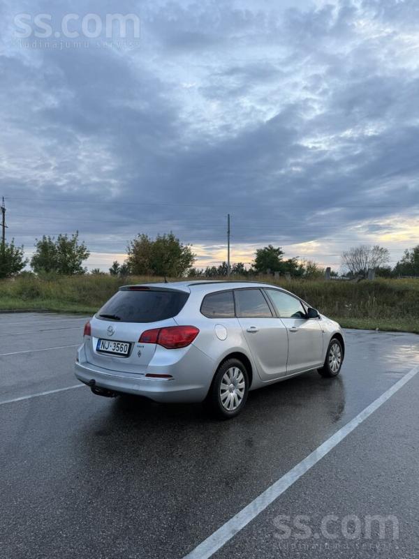 Grey Opel Astra 2013 in Daugavpils, with an engine capacity of 1.70 L and mileage of 275 thousand km for 2500 €, photo 4 on AUTOMOTO.COM.LV