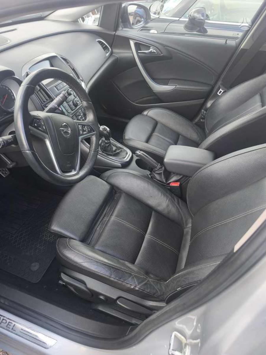 Grey Opel Astra 2013 in Kaunas, with an engine capacity of 1.96 L and mileage of 220 thousand km for 2600 €, photo 1 on AUTOMOTO.COM.LV