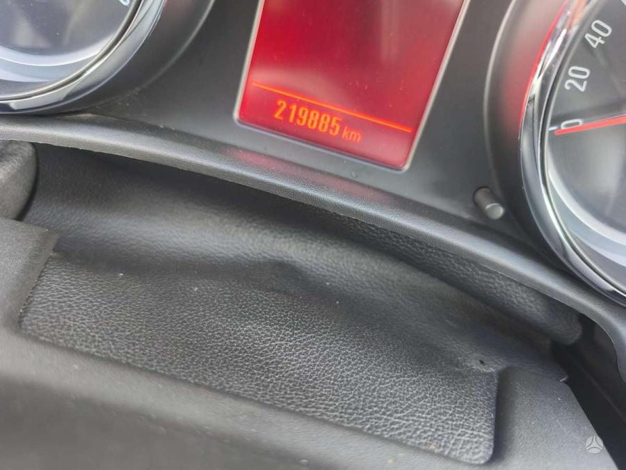 Grey Opel Astra 2013 in Kaunas, with an engine capacity of 1.96 L and mileage of 220 thousand km for 2600 €, photo 12 on AUTOMOTO.COM.LV