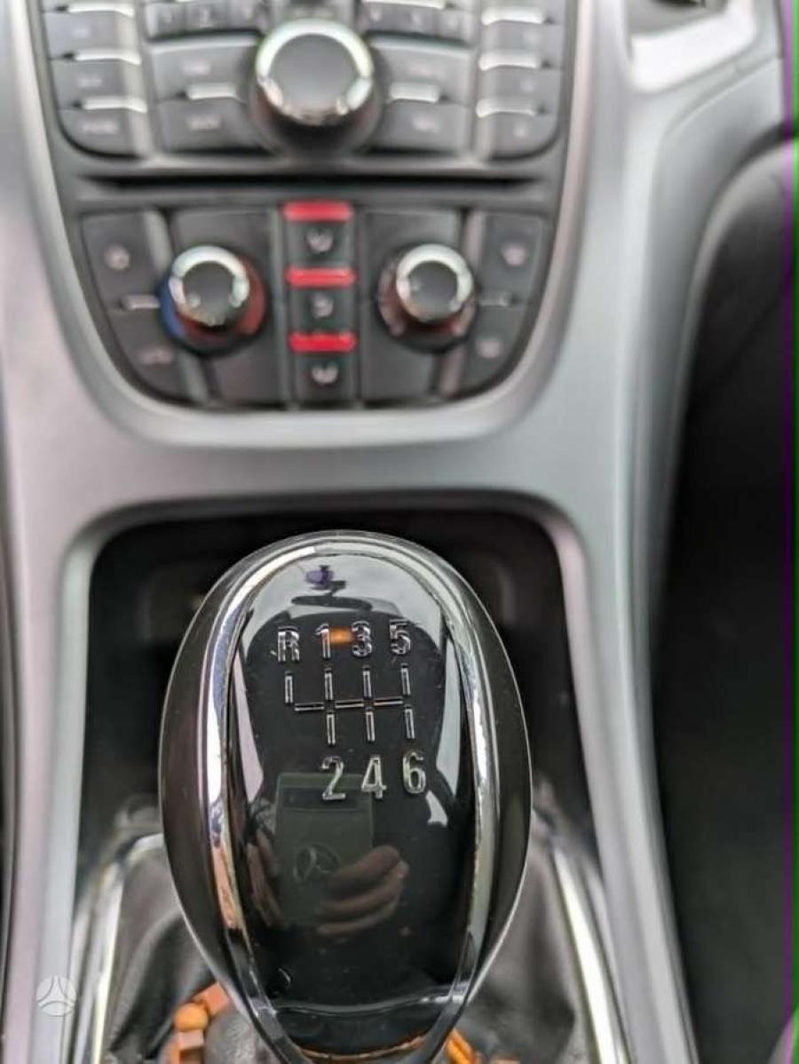Grey Opel Astra 2013 in Kaunas, with an engine capacity of 1.69 L and mileage of 261 thousand km for 2150 €, photo 13 on AUTOMOTO.COM.LV