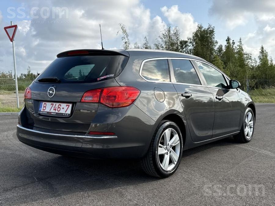 Grey Opel Astra 2013 in Liepaja, with an engine capacity of 1.40 L and mileage of 207 thousand km for 5200 €, photo 3 on AUTOMOTO.COM.LV