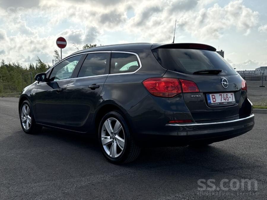 Grey Opel Astra 2013 in Liepaja, with an engine capacity of 1.40 L and mileage of 207 thousand km for 5200 €, photo 5 on AUTOMOTO.COM.LV
