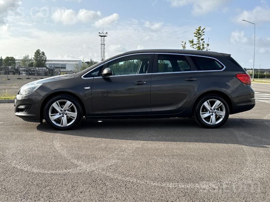 Grey Opel Astra 2013 in Liepaja, with an engine capacity of 1.40 L and mileage of 207 thousand km for 5200 €, photo 6 on AUTOMOTO.COM.LV