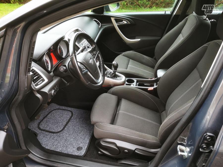 Grey Opel Astra 2013 in Klaipeda, with an engine capacity of 1.70 L and mileage of 171 thousand km for 3390 €, photo 17 on AUTOMOTO.COM.LV