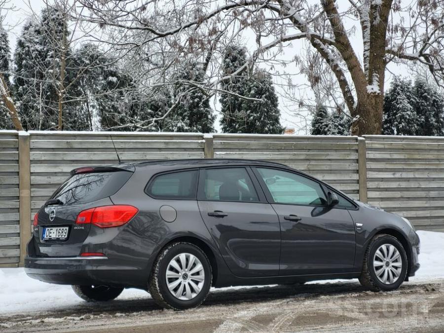 Grey Opel Astra 2014 in Jelgava, with an engine capacity of 1.70 L and mileage of 248 thousand km for 4990 €, photo 5 on AUTOMOTO.COM.LV