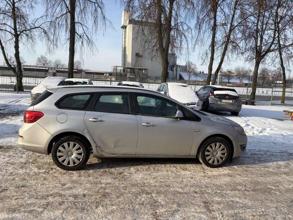 Grey Opel Astra 2014 in Marijampole, with an engine capacity of 1.36 L and mileage of 172 thousand km for 3800 €, photo 3 on AUTOMOTO.COM.LV