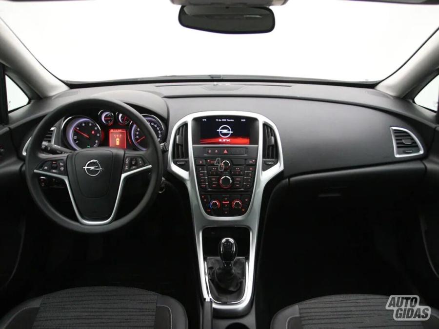 Grey Opel Astra 2014 in Vilnius, with an engine capacity of 1.60 L and mileage of 114 thousand km for 5899 €, photo 3 on AUTOMOTO.COM.LV