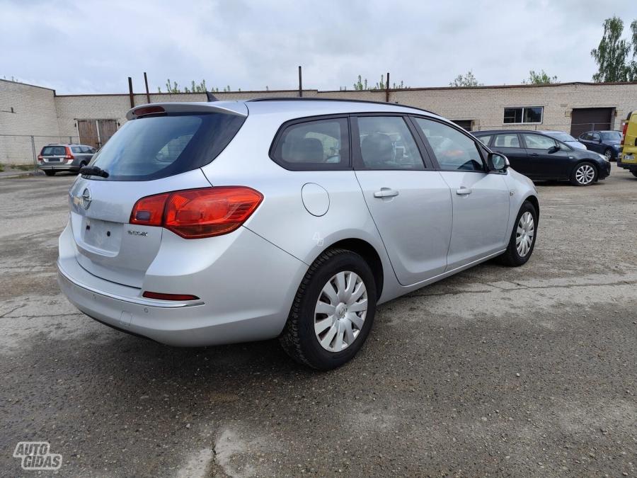 Grey Opel Astra 2014 in Pakruojis, with an engine capacity of 1.70 L and mileage of 203 thousand km for 3900 €, photo 6 on AUTOMOTO.COM.LV