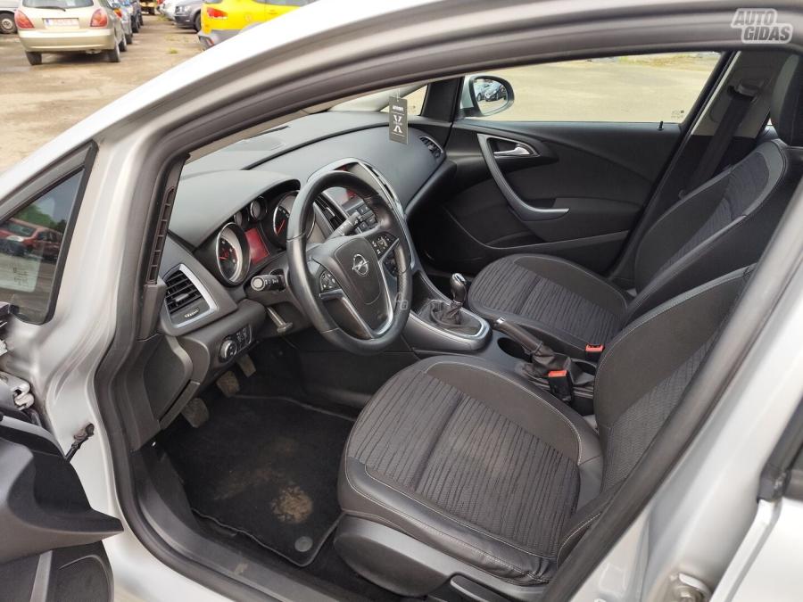Grey Opel Astra 2014 in Pakruojis, with an engine capacity of 1.70 L and mileage of 203 thousand km for 3900 €, photo 12 on AUTOMOTO.COM.LV