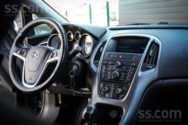 Grey Opel Astra 2014 in Riga, with an engine capacity of 2.00 L and mileage of 324 thousand km for 4490 €, photo 6 on AUTOMOTO.COM.LV