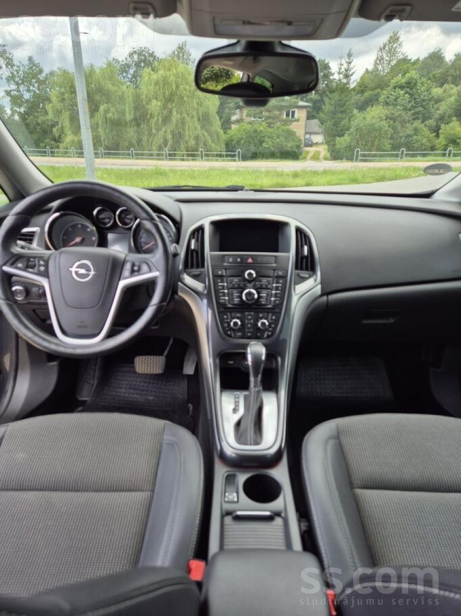 Grey Opel Astra 2014 in Saldus, with an engine capacity of 2.00 L and mileage of 260 thousand km for 4990 €, photo 10 on AUTOMOTO.COM.LV