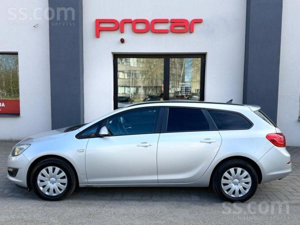 Grey Opel Astra 2014 in Riga, with an engine capacity of 1.60 L and mileage of 262 thousand km for 3600 €, photo 2 on AUTOMOTO.COM.LV
