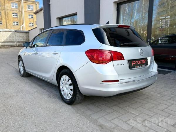 Grey Opel Astra 2014 in Riga, with an engine capacity of 1.60 L and mileage of 262 thousand km for 3600 €, photo 3 on AUTOMOTO.COM.LV