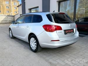 Grey Opel Astra 2014 in Riga, with an engine capacity of 1.60 L and mileage of 262 thousand km for 3600 €, photo 4 on AUTOMOTO.COM.LV