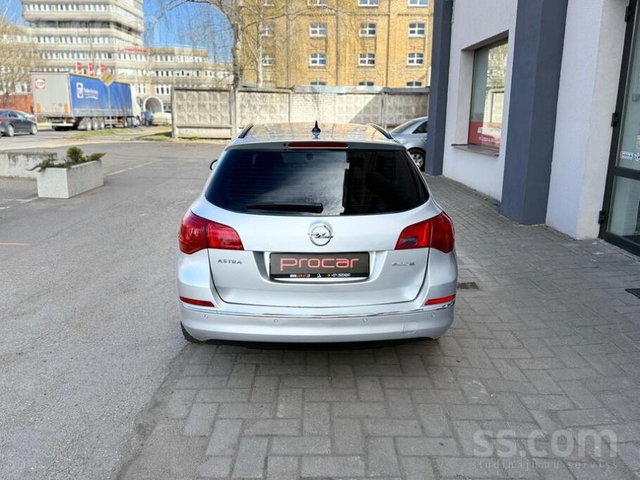 Grey Opel Astra 2014 in Riga, with an engine capacity of 1.60 L and mileage of 262 thousand km for 3600 €, photo 5 on AUTOMOTO.COM.LV