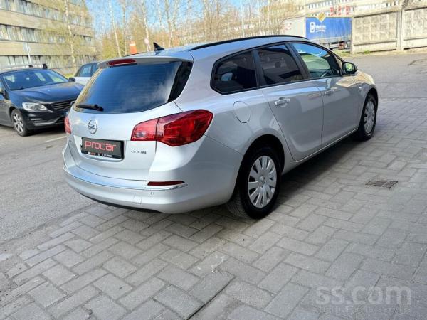 Grey Opel Astra 2014 in Riga, with an engine capacity of 1.60 L and mileage of 262 thousand km for 3600 €, photo 5 on AUTOMOTO.COM.LV