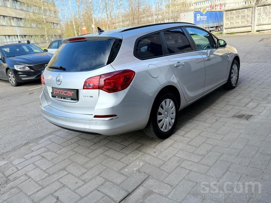 Grey Opel Astra 2014 in Riga, with an engine capacity of 1.60 L and mileage of 262 thousand km for 3600 €, photo 6 on AUTOMOTO.COM.LV