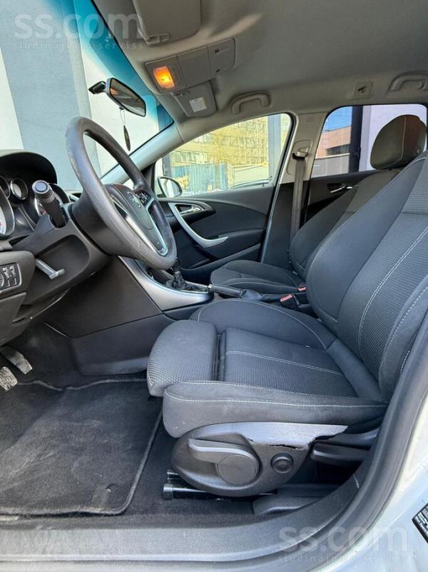 Grey Opel Astra 2014 in Riga, with an engine capacity of 1.60 L and mileage of 262 thousand km for 3600 €, photo 9 on AUTOMOTO.COM.LV