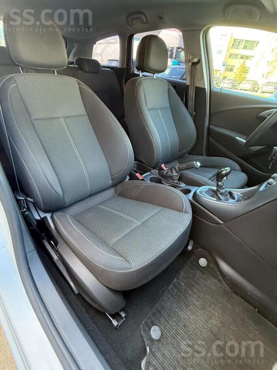 Grey Opel Astra 2014 in Riga, with an engine capacity of 1.60 L and mileage of 262 thousand km for 3600 €, photo 19 on AUTOMOTO.COM.LV