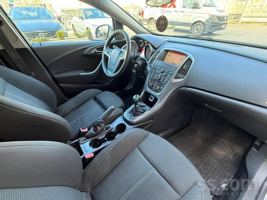 Grey Opel Astra 2014 in Riga, with an engine capacity of 1.60 L and mileage of 262 thousand km for 3600 €, photo 20 on AUTOMOTO.COM.LV