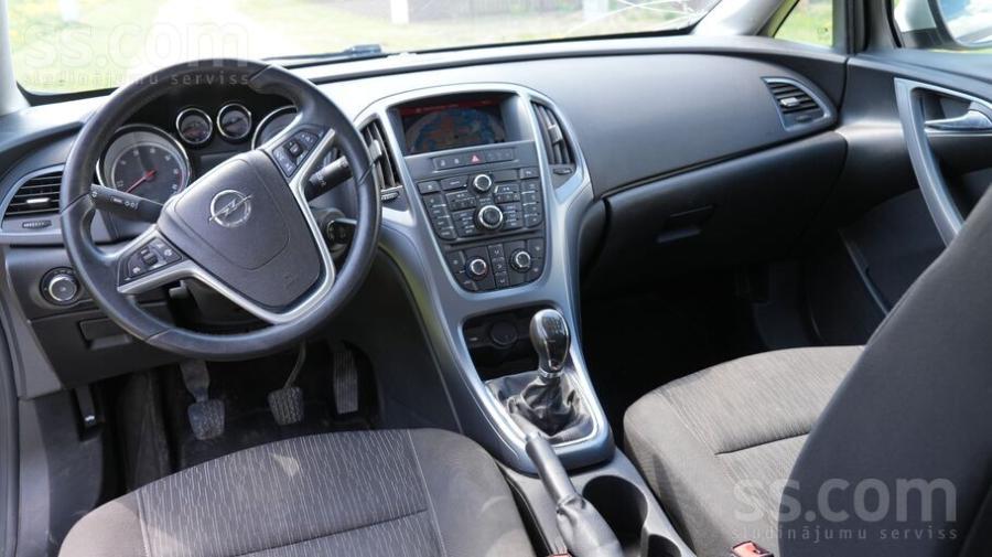 Grey Opel Astra 2014 in Riga, with an engine capacity of 1.60 L and mileage of 225 thousand km for 2400 €, photo 7 on AUTOMOTO.COM.LV