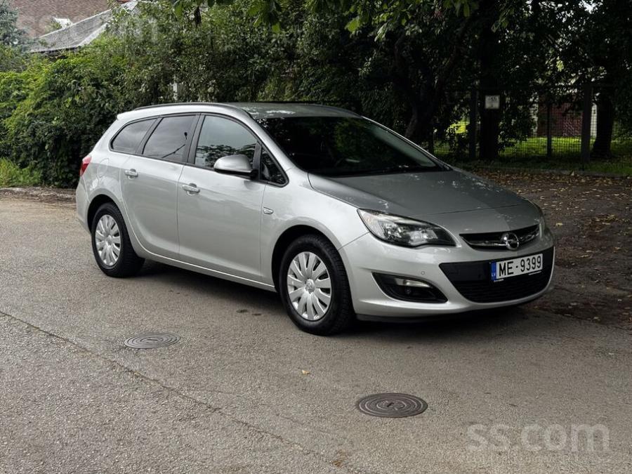 Grey Opel Astra 2014 in Riga, with an engine capacity of 1.60 L and mileage of 262 thousand km for 3400 €, photo 1 on AUTOMOTO.COM.LV