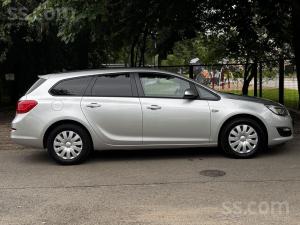 Grey Opel Astra 2014 in Riga, with an engine capacity of 1.60 L and mileage of 262 thousand km for 3400 €, photo 3 on AUTOMOTO.COM.LV