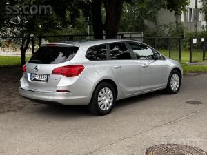 Grey Opel Astra 2014 in Riga, with an engine capacity of 1.60 L and mileage of 262 thousand km for 3400 €, photo 4 on AUTOMOTO.COM.LV